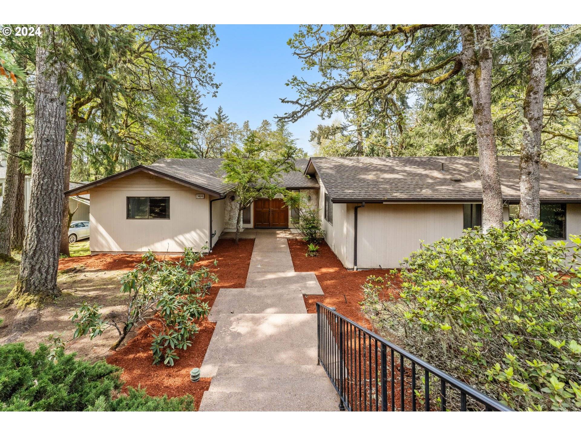 Homes for sale - 3800 VINE MAPLE ST, Eugene, OR 97405 – MLS#2419514...